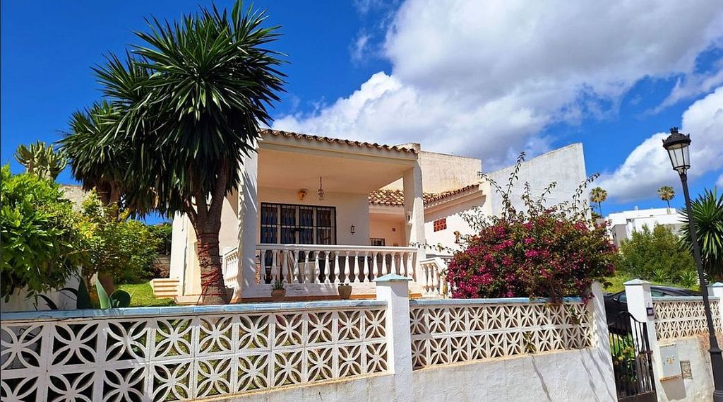 Chalet en venta en urbanización Jardines del Golf El Hacho, La Duquesa ...